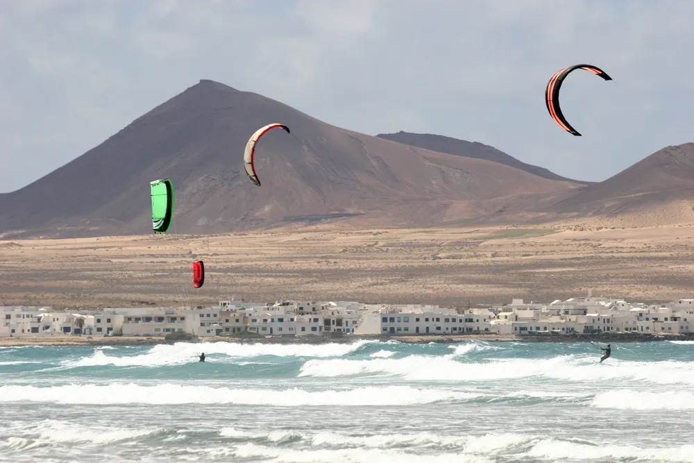 Deine Kitesurf-Reise am Spot Playa de Famara | CHECK24 Sportreisen